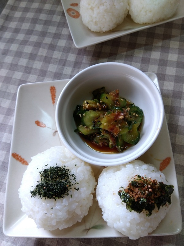 ゴマを派手にぶちまけた、きゅうりのおかか和え、ケチャップ炒め、さつま芋と白菜の炊いたん: もう一日頑張ってみる